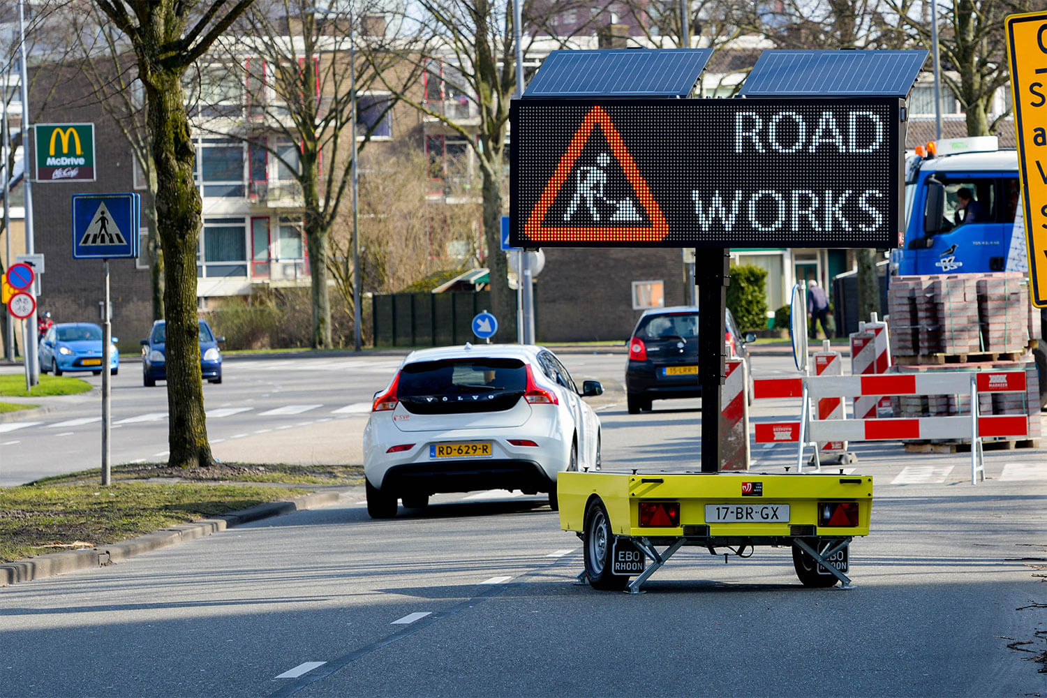 VW 750: solar-powered and full-colour VMS-trailer | EBO van Weel